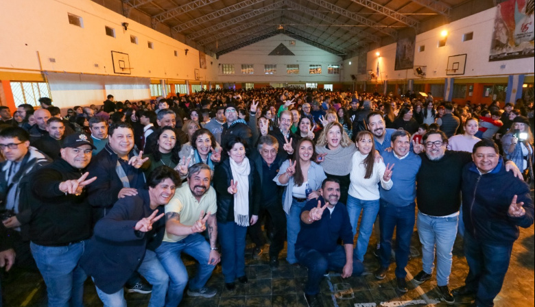 El Partido Justicialista realizó una multitudinaria peña peronista en ...