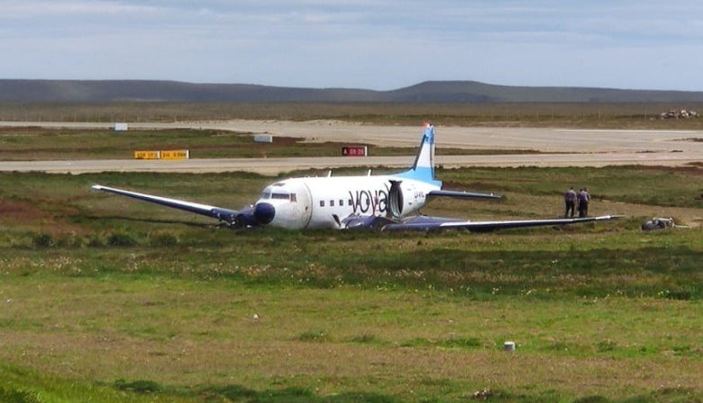 El avión Basler BT-67 de Mirgor se despistó en Río Grande durante un ...
